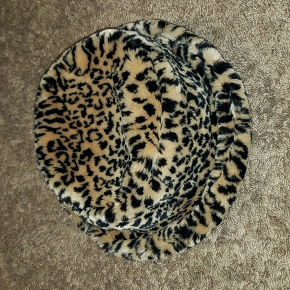 Parkhurst | Accessories | Parkhurst Leopard Print Bucket Hat Faux Fur ...
